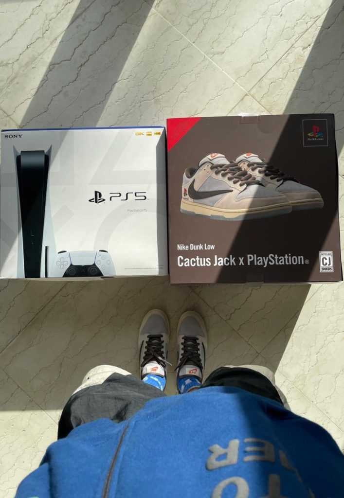 【Travis Scott × PS5 × Nike】世界24足限定！“逆スウッシュ”のDunk Low F&Fモデル | UP TO DATE