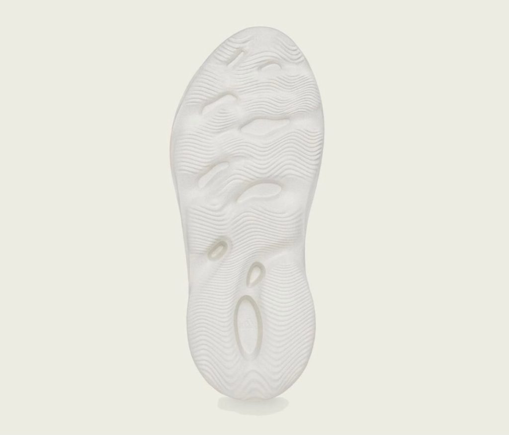 【adidas】YEEZY FOAM RUNNER “SAND” & “MX MOON GRAY”が国内3月26日に発売予定 | UP TO DATE