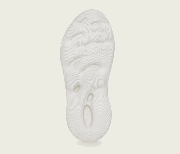 【adidas】YEEZY FOAM RUNNER “SAND” & “MX MOON GRAY”が国内3月26日に発売予定 | UP TO DATE