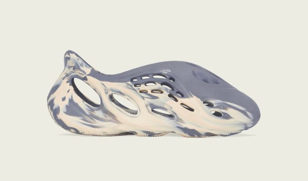 【adidas】YEEZY FOAM RUNNER “SAND” & “MX MOON GRAY”が国内3月26日に発売予定 | UP TO DATE