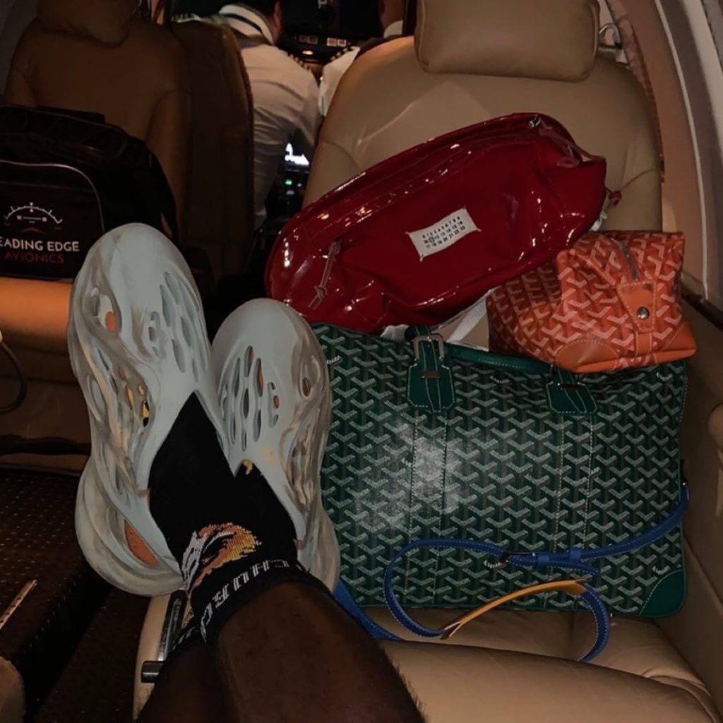 【adidas】YEEZY FOAM RUNNER “SAND” & “MX MOON GRAY”が国内3月26日に発売予定 | UP TO DATE