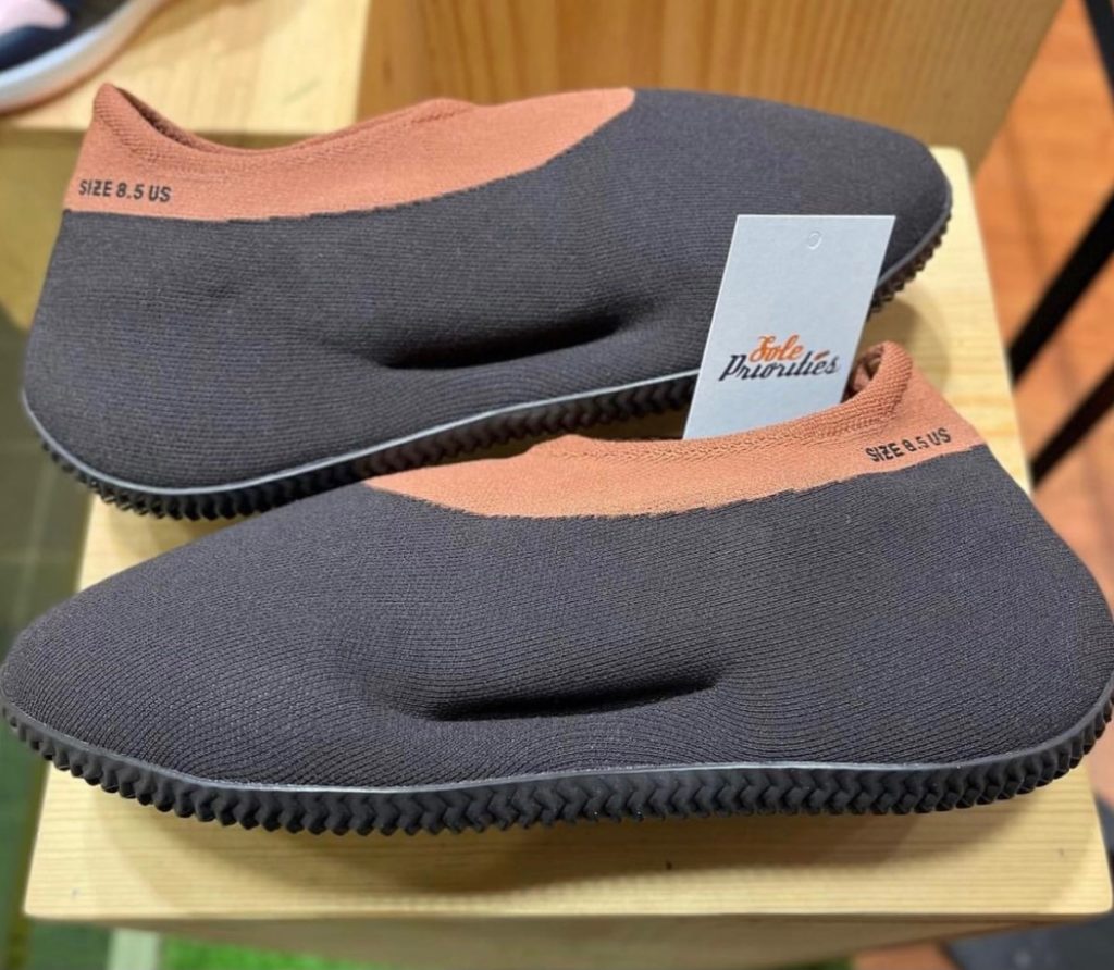 adidas YZY KNIT RNR “Stone Carbon”が国内3月26日に発売予定 | UP TO DATE