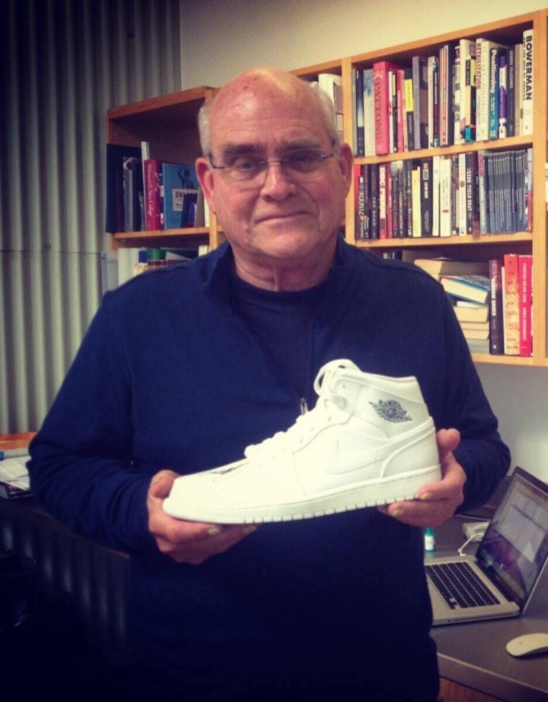 Air Jordan 1 や Nike Dunkなどの制作に携わった伝説的シューズデザイナー Peter Moore が死去 | UP TO DATE