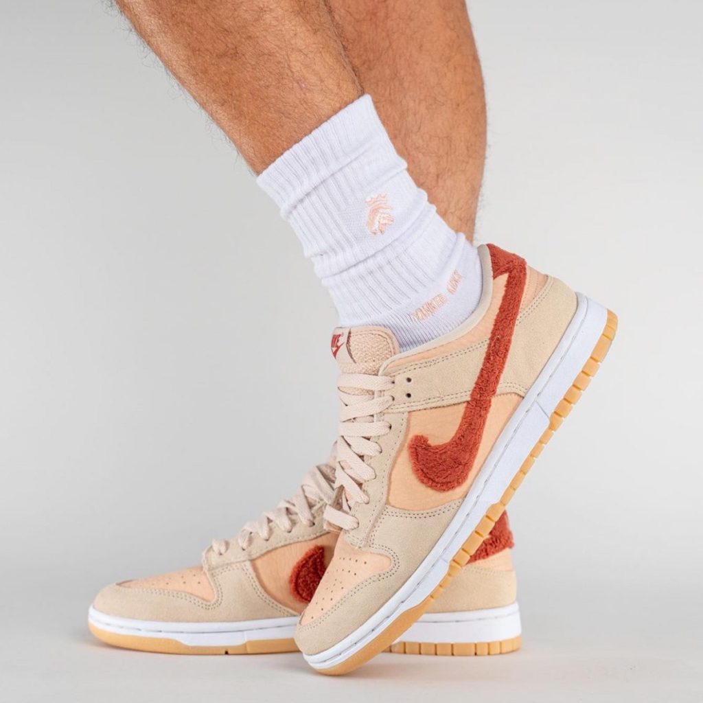 Nike Wmns Dunk Low “Plush Swoosh”が発売予定 [DZ4706-200] | UP TO DATE