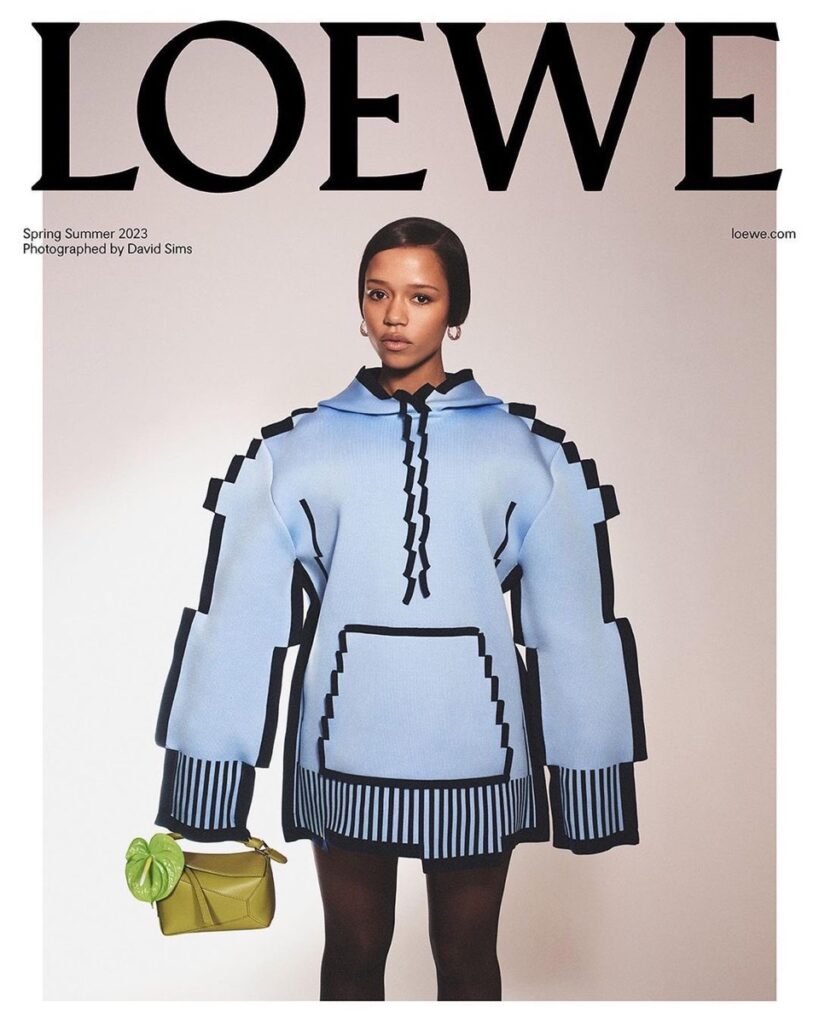 LOEWE 2023年春夏ウィメンズコレクションで話題を呼んだピクセル服が国内4月11日より発売開始 | UP TO DATE