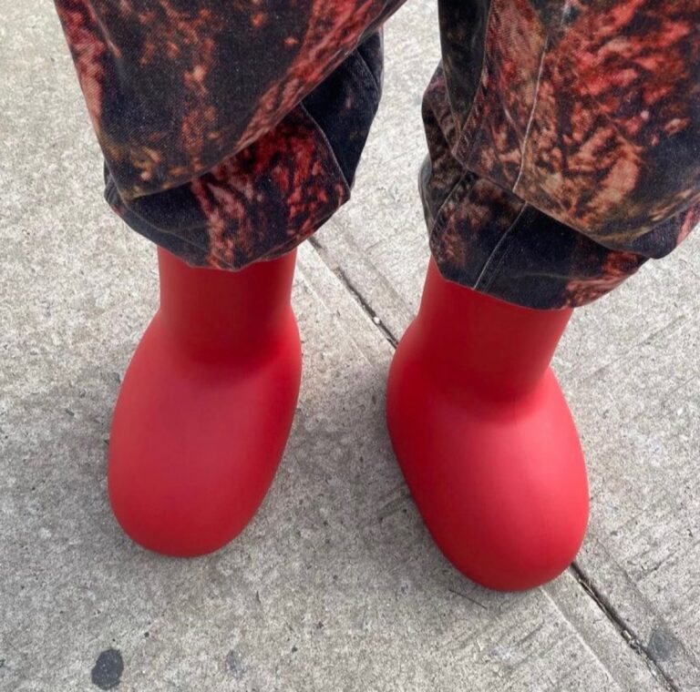 鉄腕アトムのブーツを彷彿とさせる MSCHF 『Big Red Boot』が国内5月14日に発売 [MSCHF010] | UP TO DATE