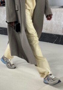 AURALEE × New Balance『990v4 “In Between”』が国内12月13日に発売[U990AR4 / U990AL4 ...