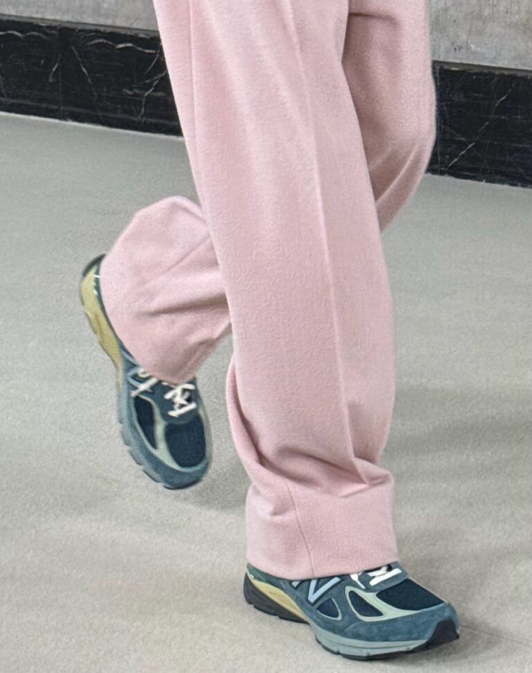 AURALEE × New Balance『990v4 “In Between”』が国内12月13日に発売[U990AR4 / U990AL4 ...