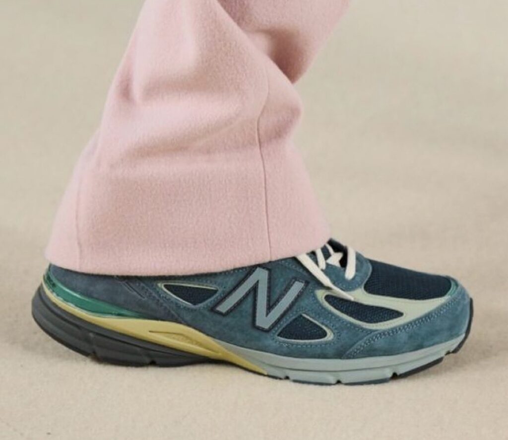 AURALEE × New Balance『990v4 “In Between”』が国内12月13日に発売[U990AR4 / U990AL4 ...