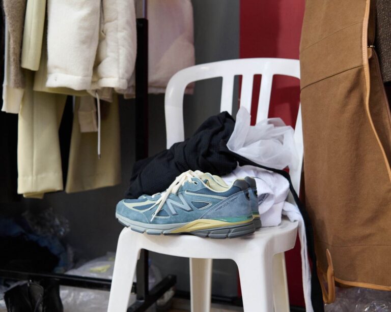 AURALEE × New Balance『990v4 “In Between”』が国内12月13日に発売[U990AR4 / U990AL4 ...