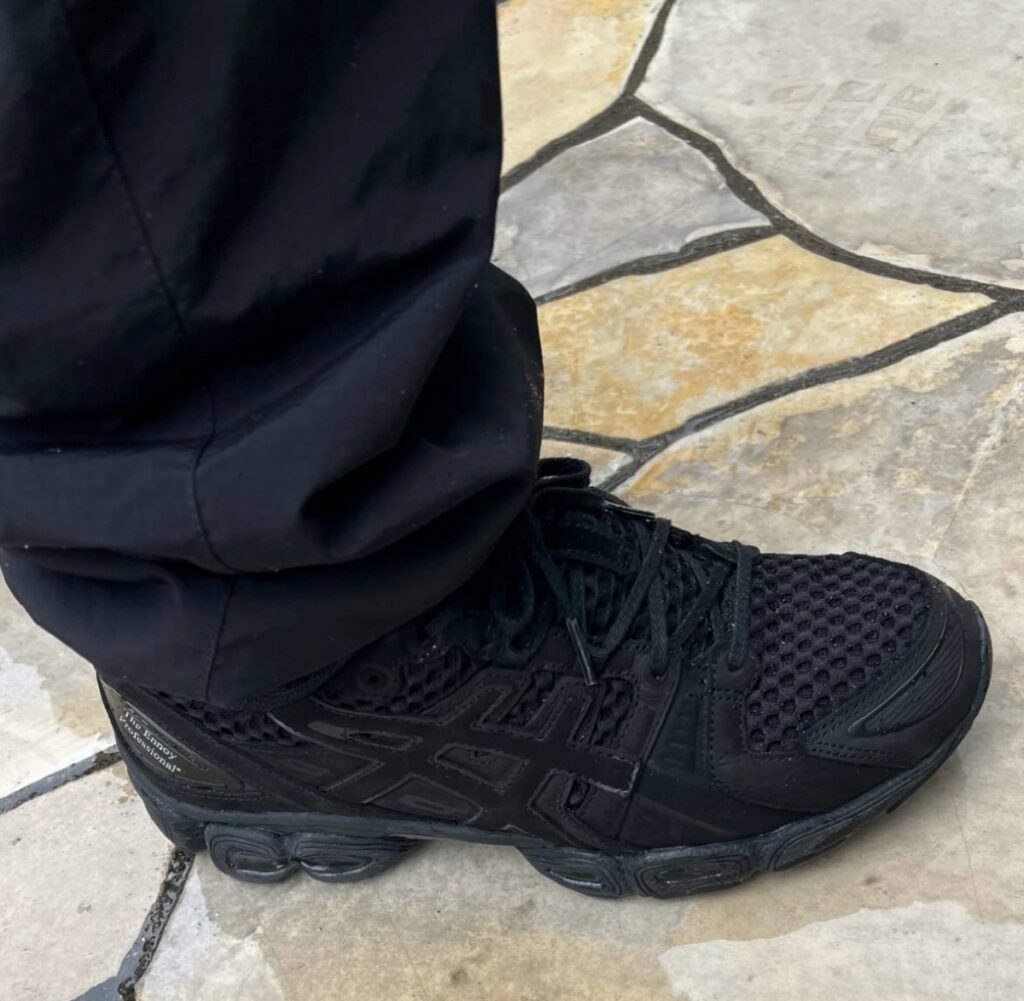 ENNOY × スタイリスト私物 × ASICS『GEL-NIMBUS 9 GTX “TRIPLE BLACK”』が国内4月11日より抽選販売 ...