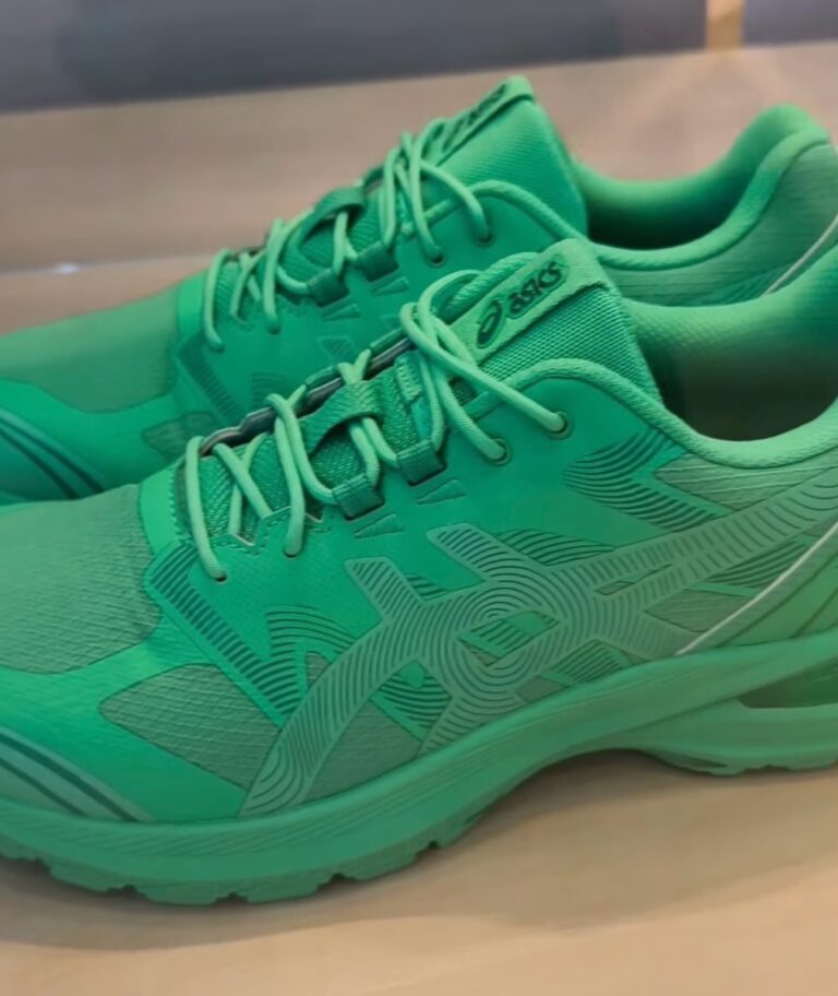ASICS x YOASOBI コラボスニーカーが国内2025年に発売予定 | UP TO DATE