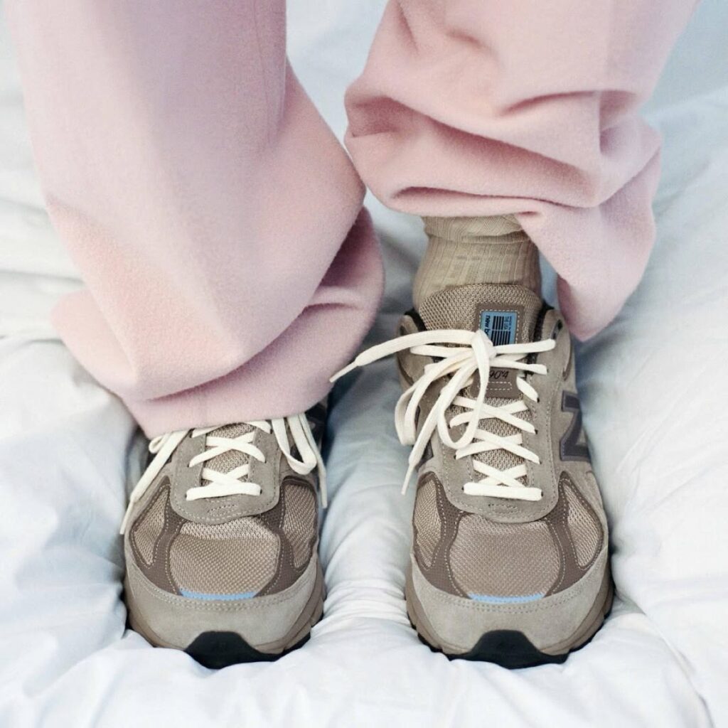 AURALEE × New Balance『990v4 “In Between”』が国内12月13日に発売[U990AR4 / U990AL4 ...